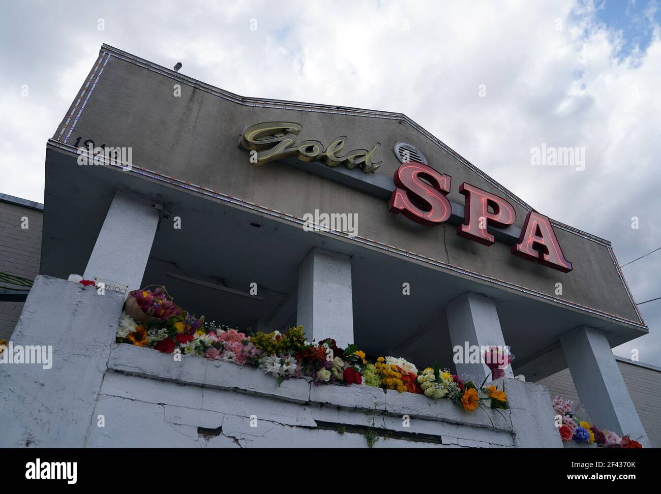 Atlanta, United States. 18th Mar, 2021. A makeshift memorial of flowers ...