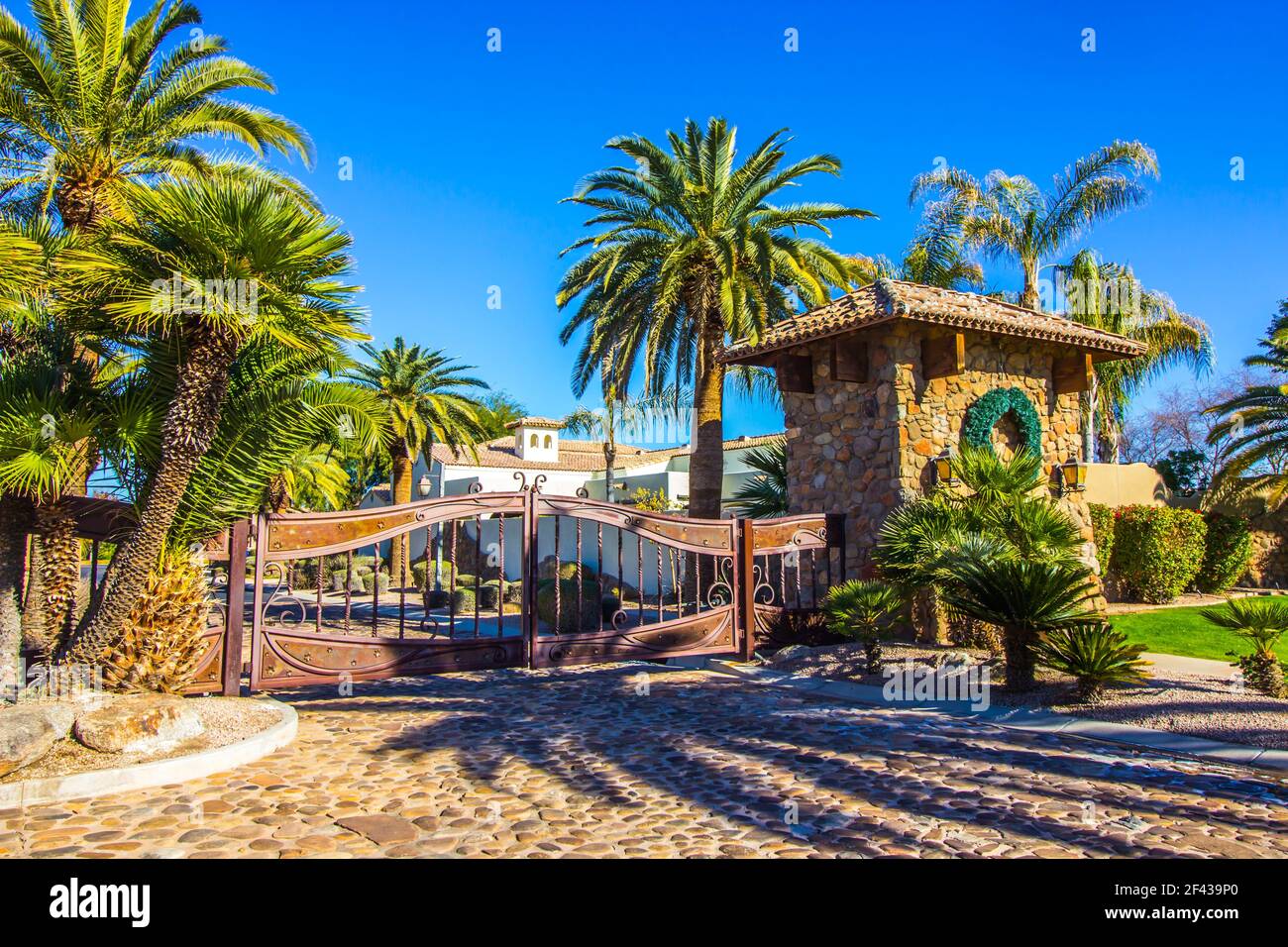 Cobblestone gate gates hi-res stock photography and images - Alamy