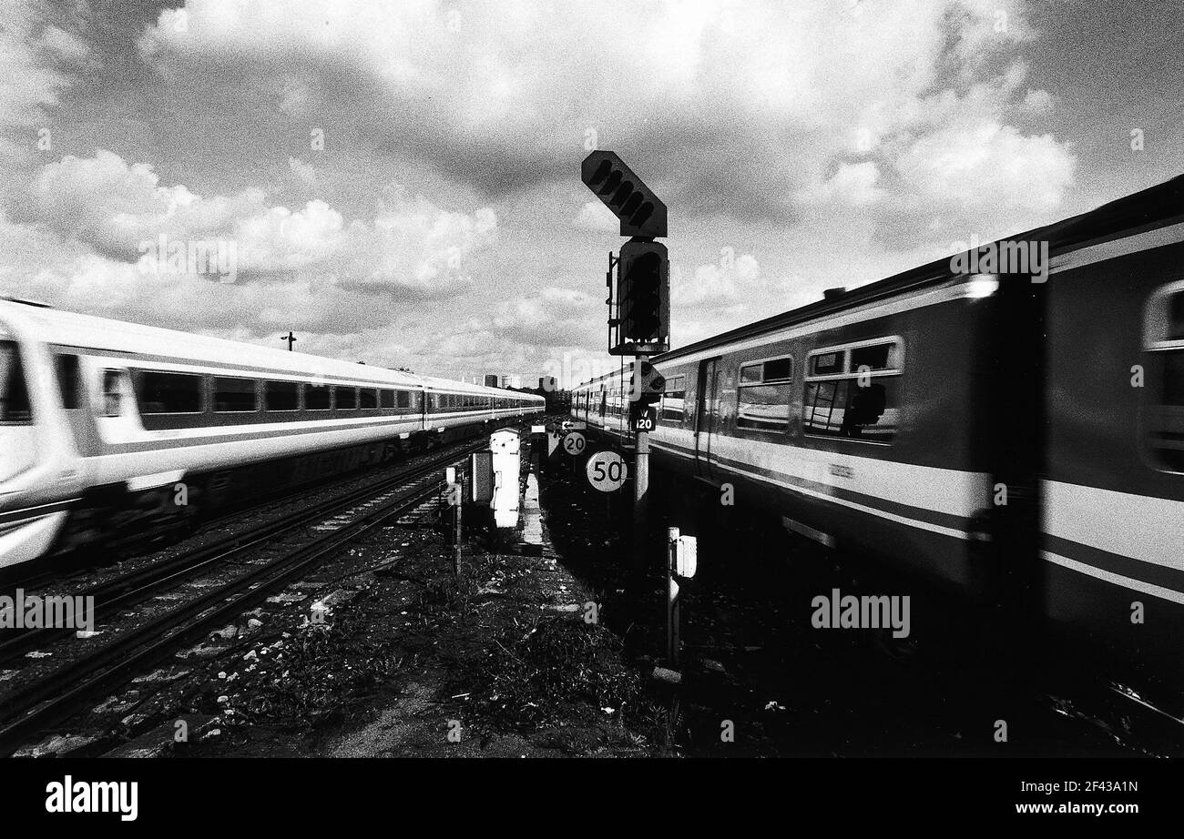 End of platform hi-res stock photography and images - Alamy