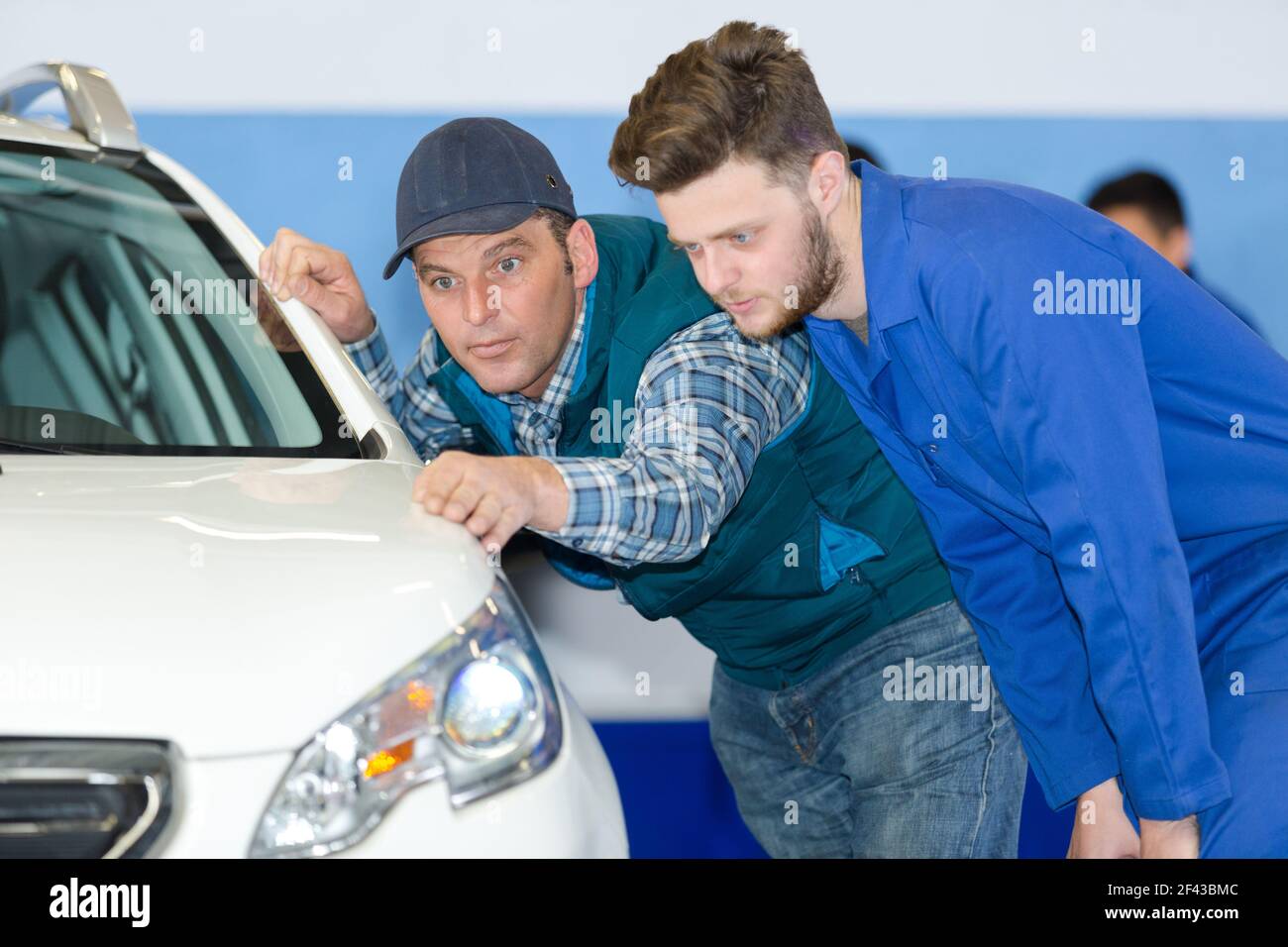 mechanic helping apprentice to fix engine Stock Photo - Alamy