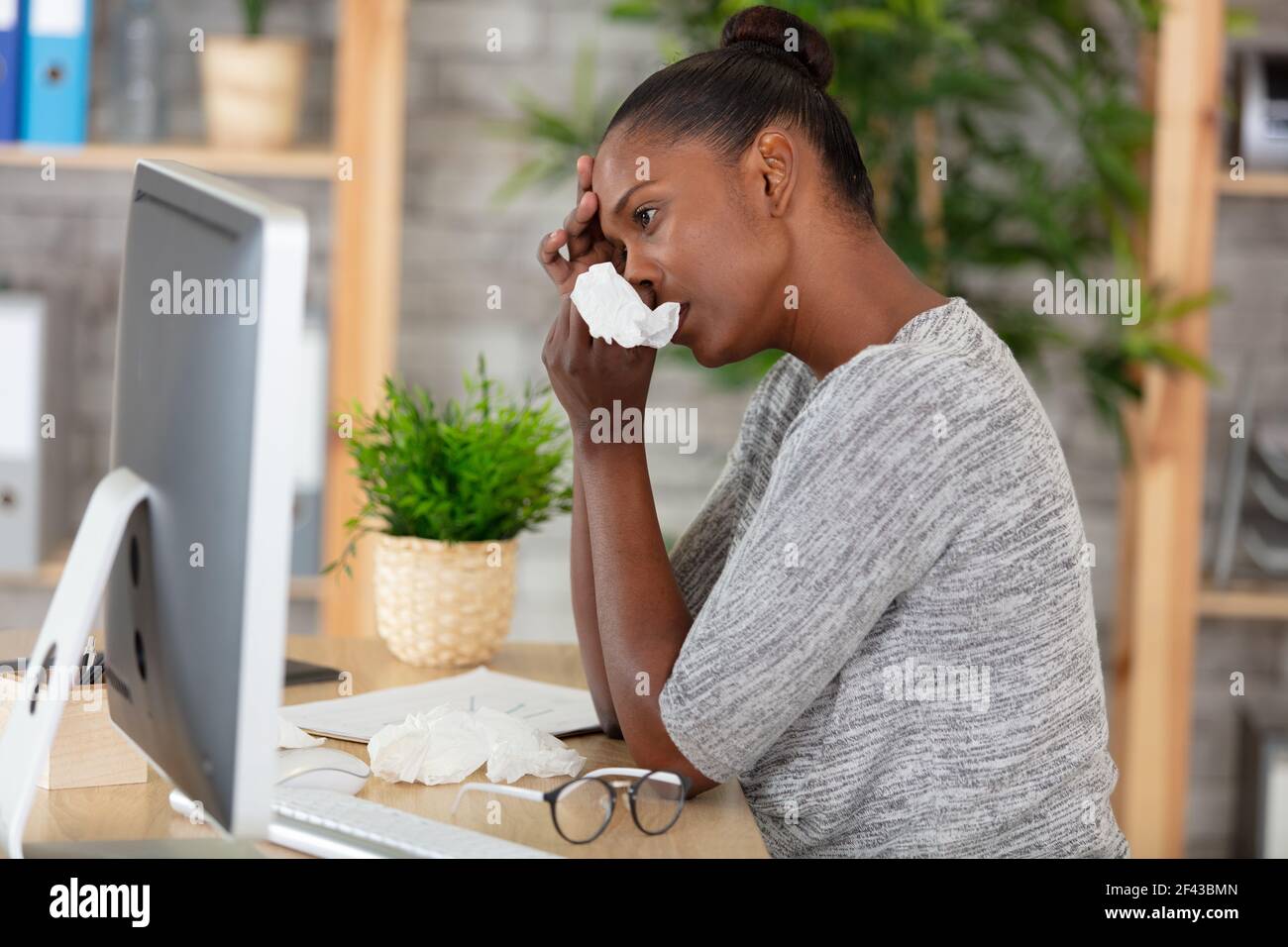 woman looking at computer screen and crying Stock Photo - Alamy