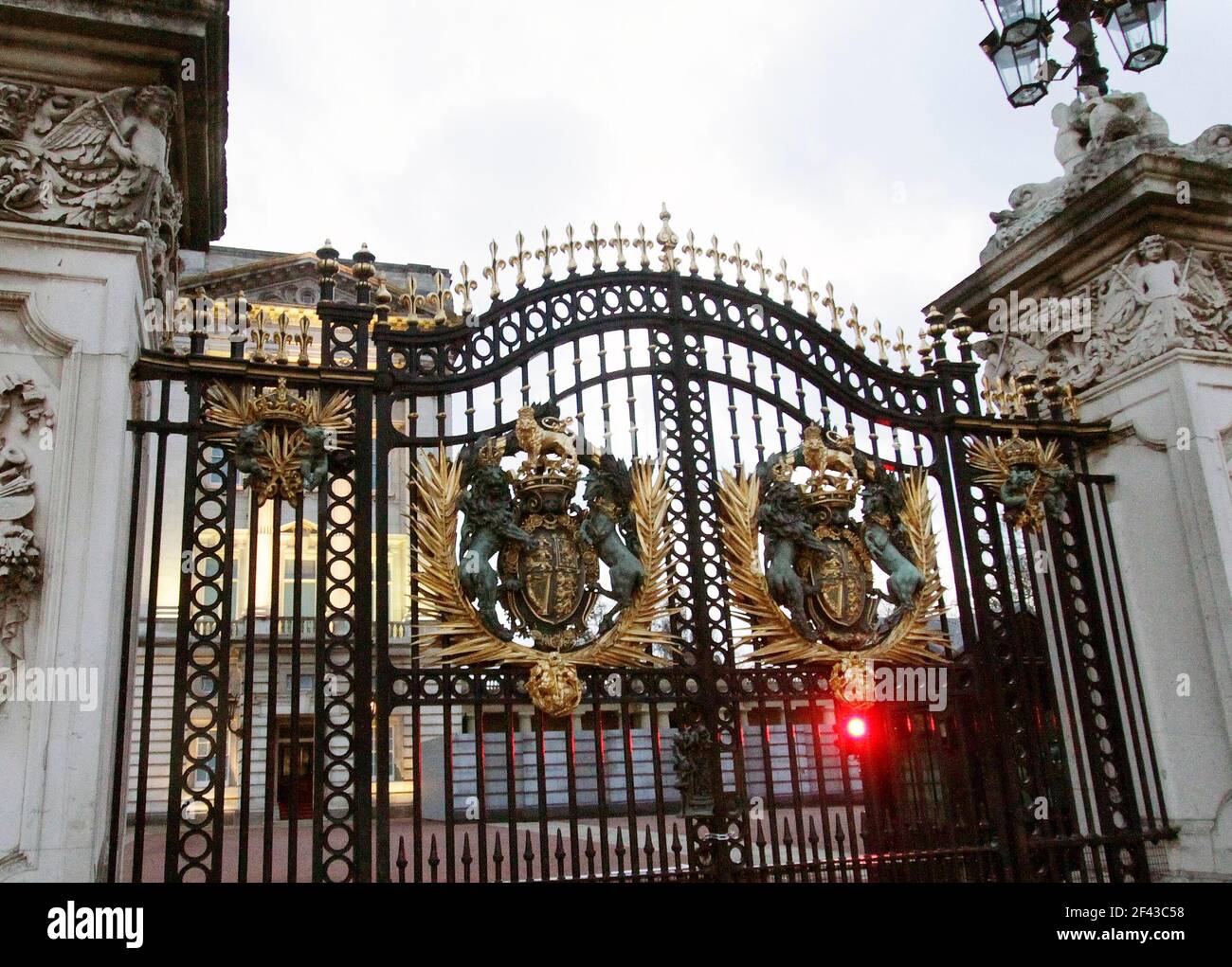 The blitz london buckingham palace hi-res stock photography and images ...