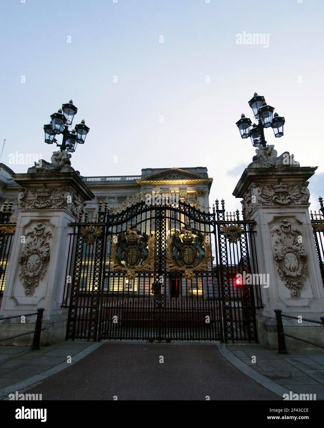 The blitz london buckingham palace hi-res stock photography and images ...