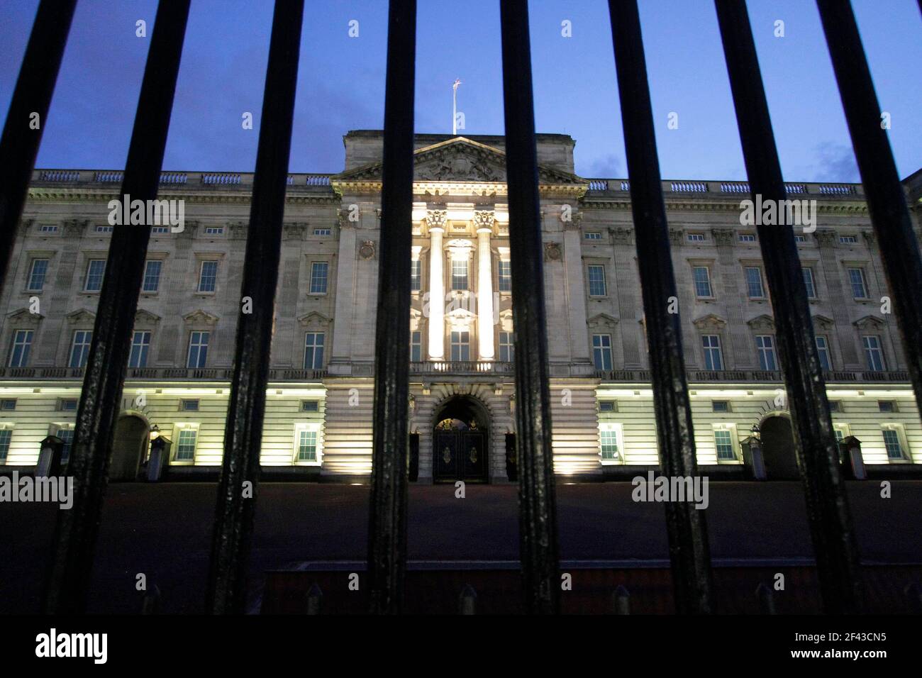 The blitz london buckingham palace hi-res stock photography and images ...