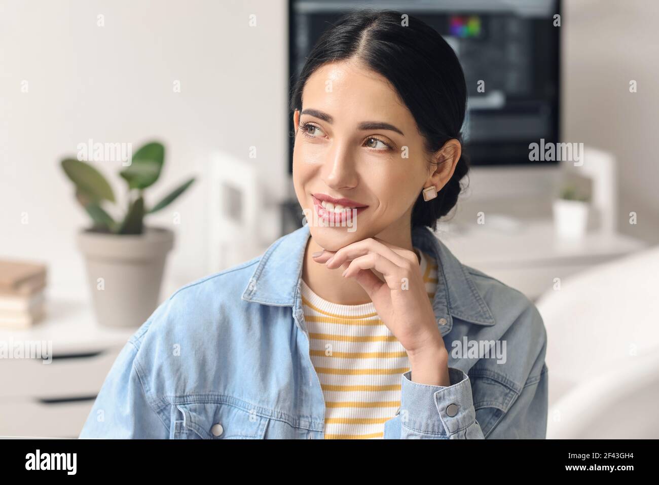 Portrait of graphic designer in office Stock Photo - Alamy