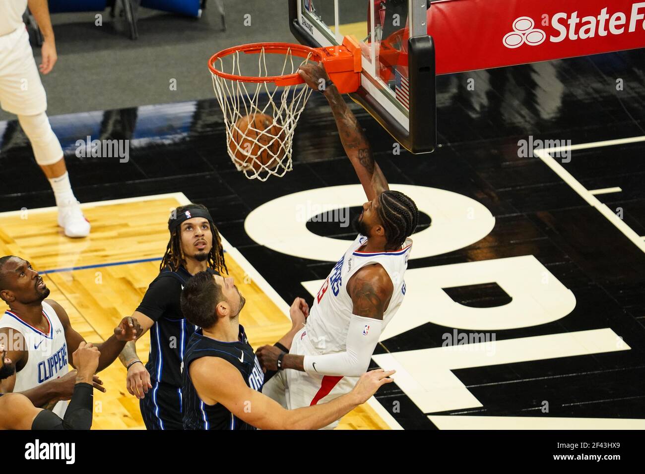 Paul george clippers dunk hi-res stock photography and images - Alamy