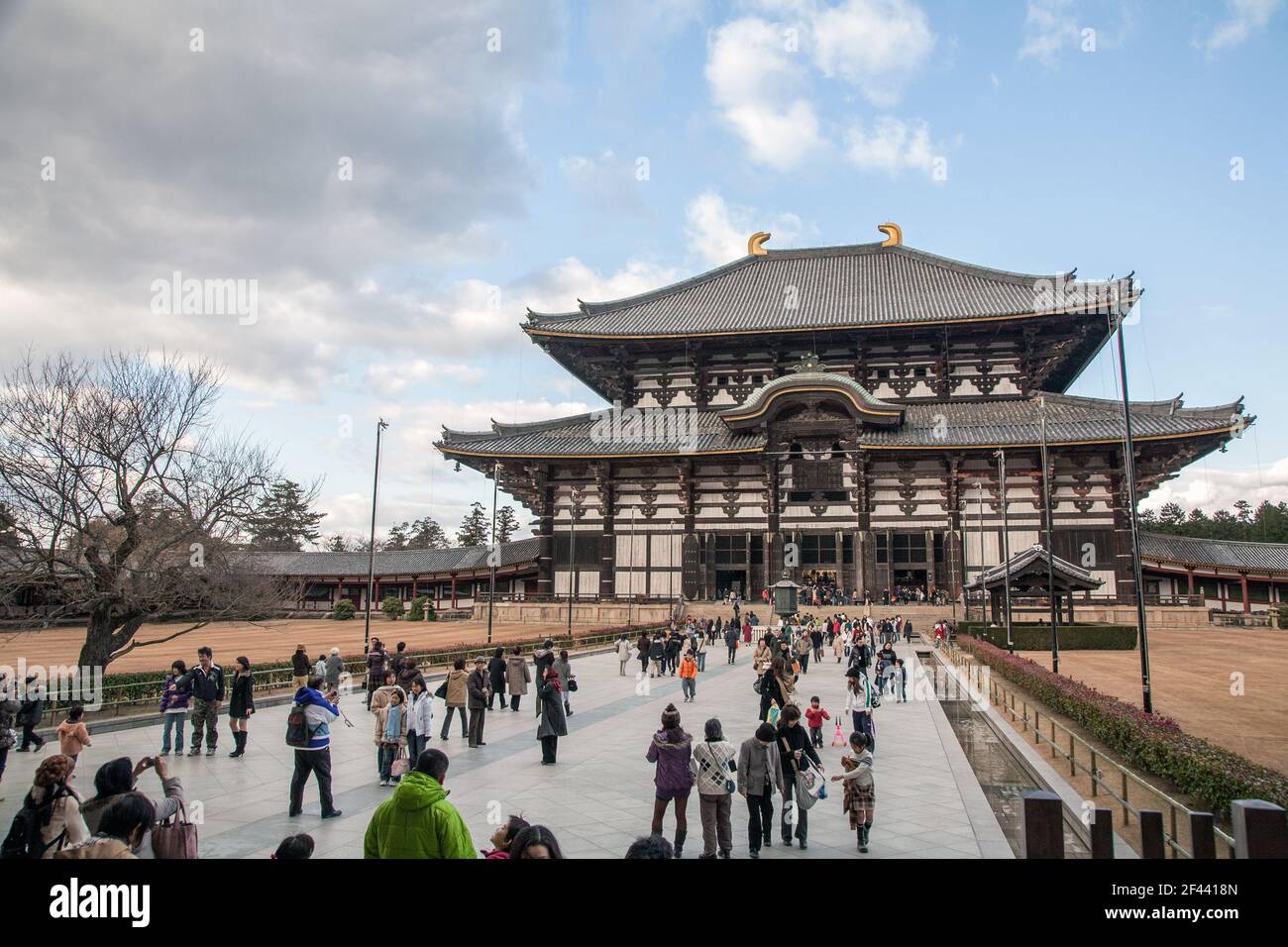 Japanese visitors to the Great Buddha Hall (daibutsuden), Todaiji ...