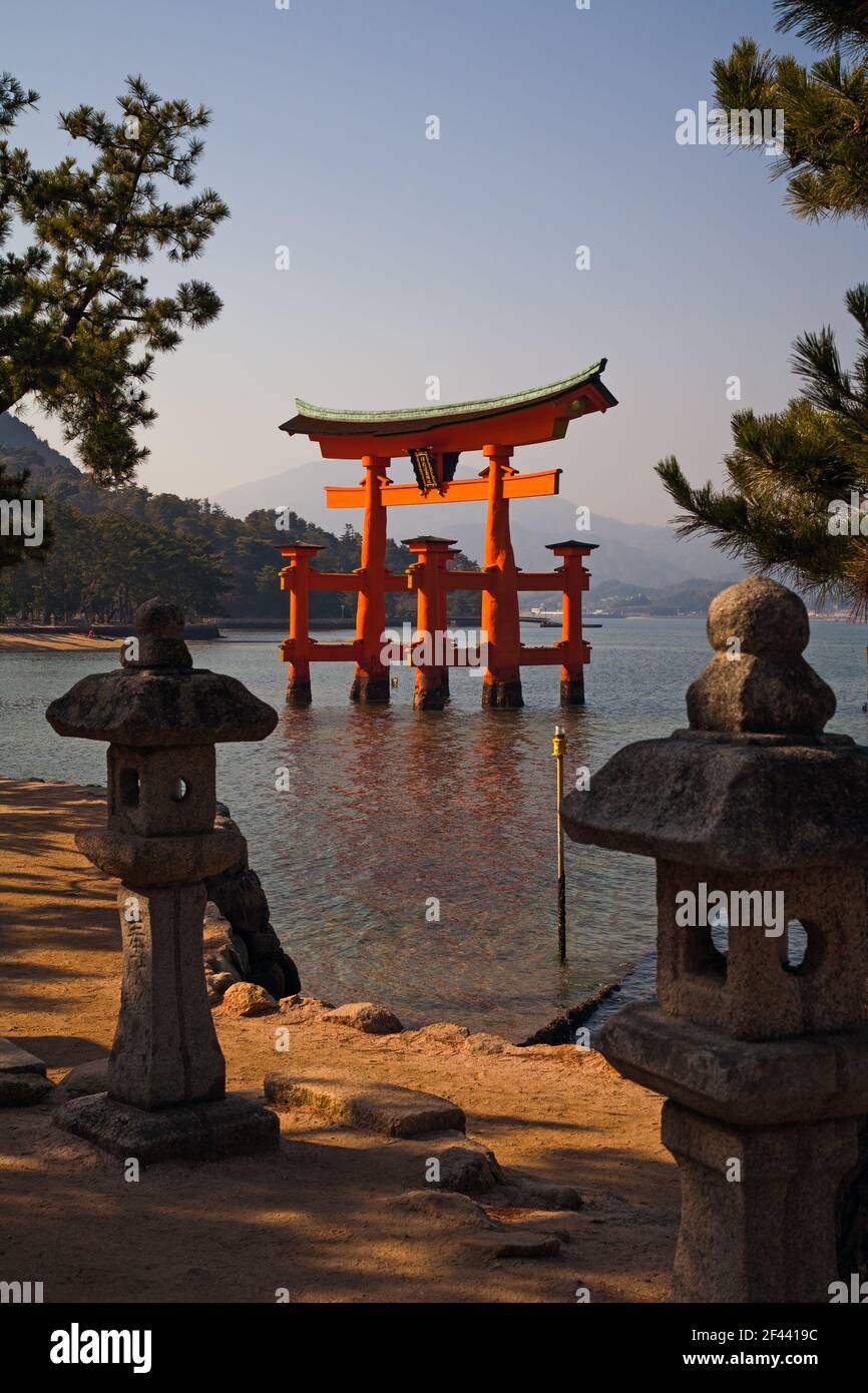 Floating torii gate at Itsukushima Shinto Shrine on Itsukushima Island ...