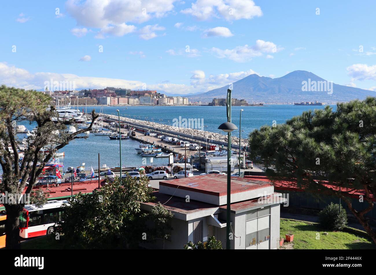 Napoli – Panorama del golfo dalla Chiesa di Santa Maria del Parto Stock ...