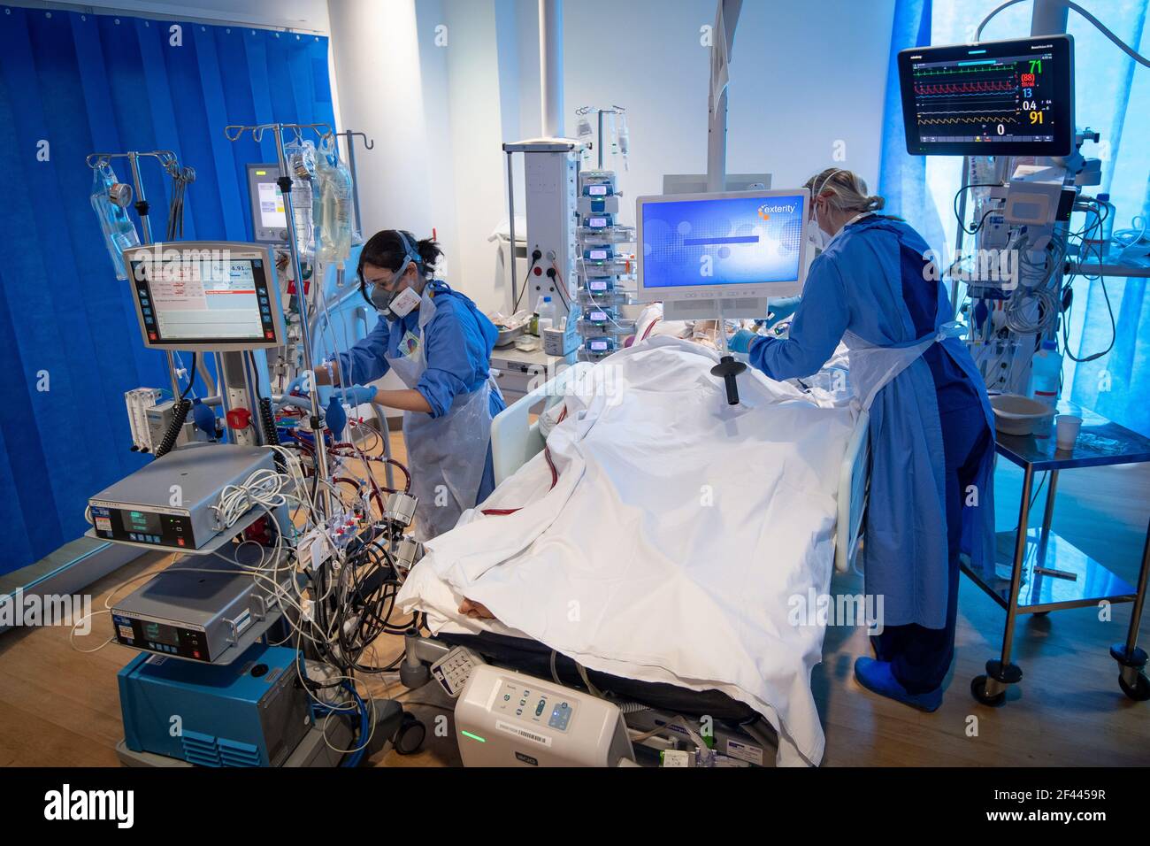 Ecmo hi-res stock photography and images - Alamy