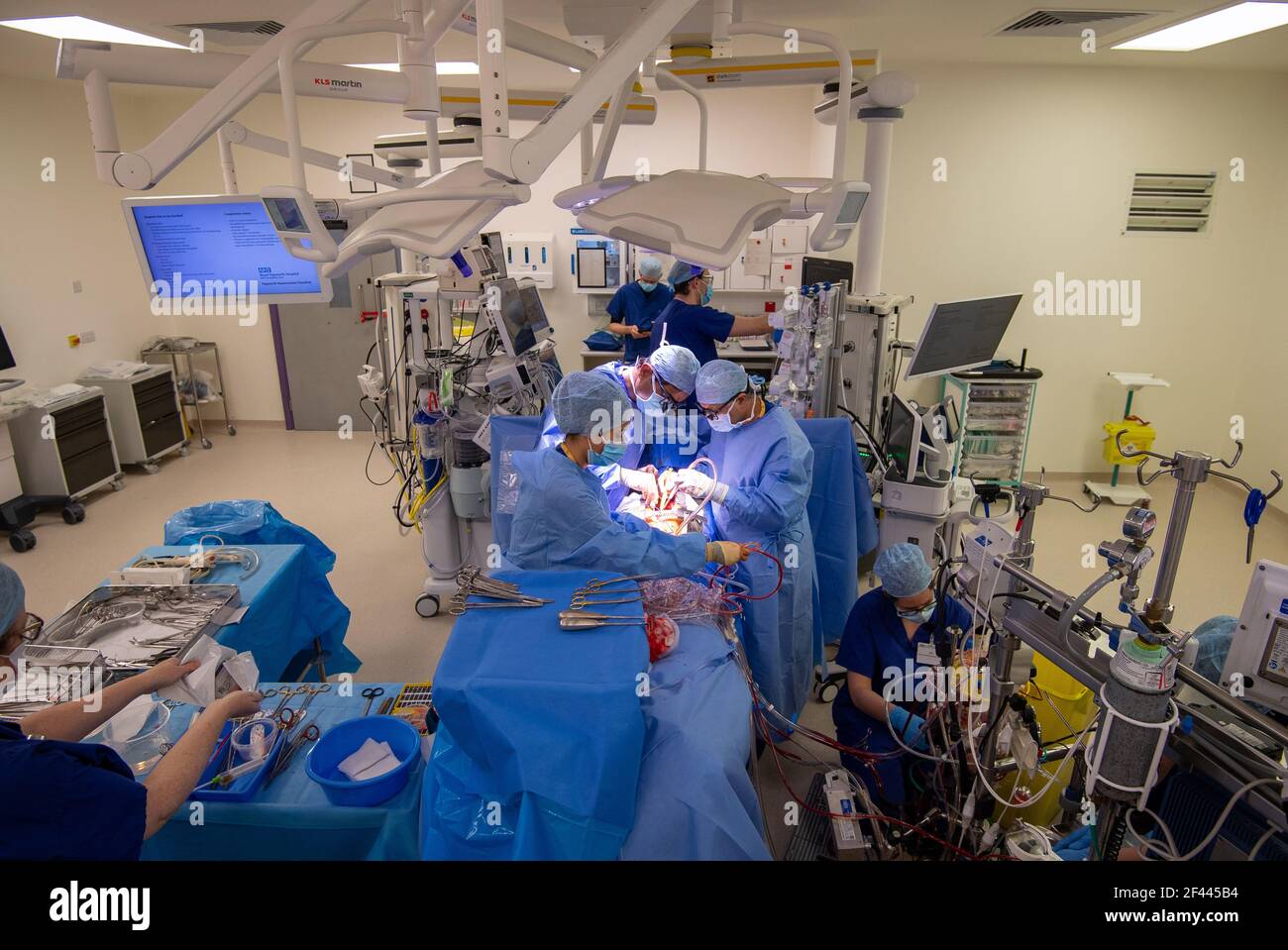 Surgical teams hi-res stock photography and images - Alamy