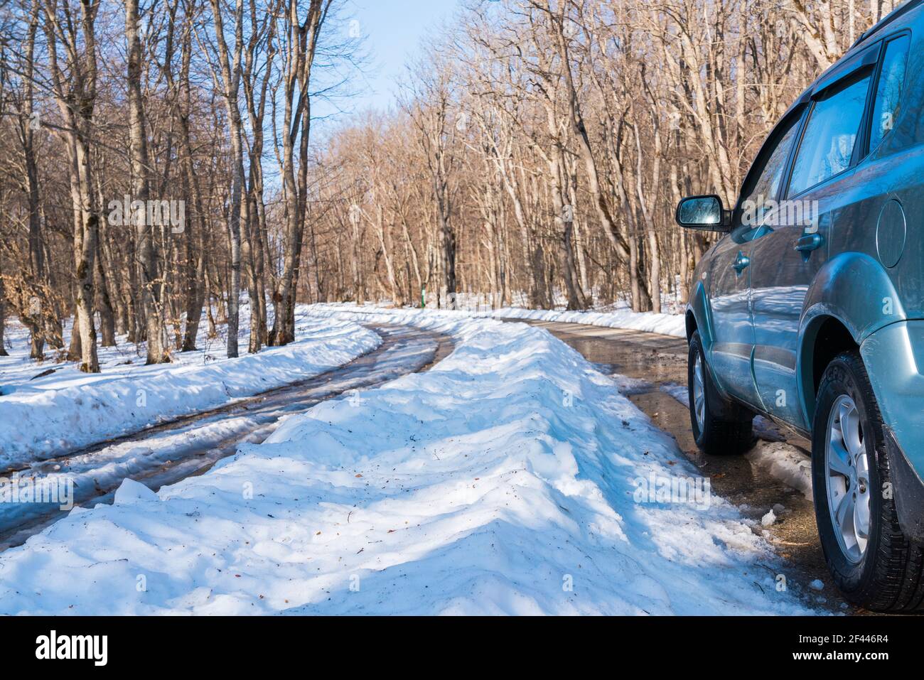 Suv snow road hi-res stock photography and images - Alamy
