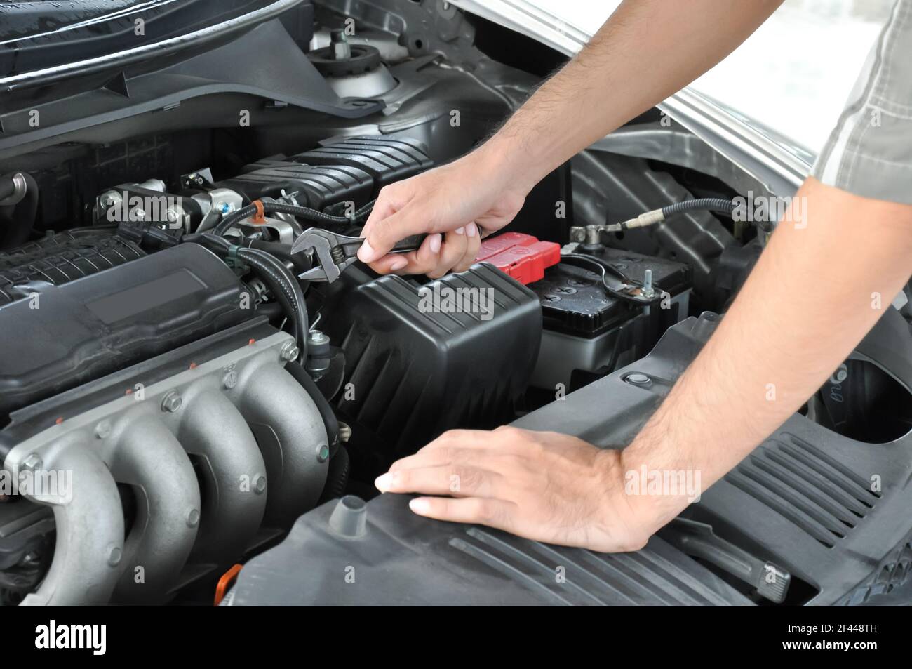A technician checking car engine Stock Photo - Alamy