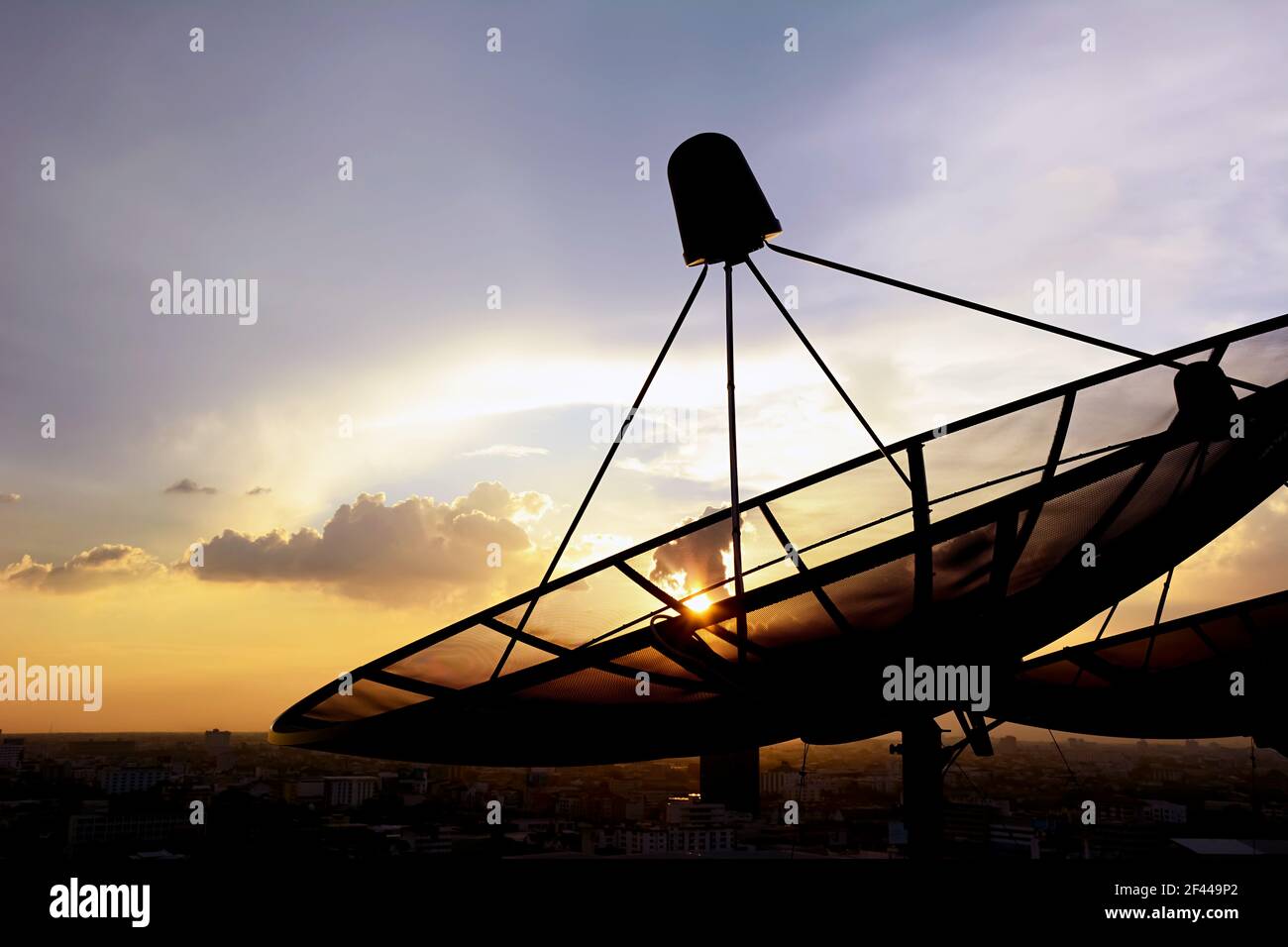 Satellite communication system hi-res stock photography and images - Alamy