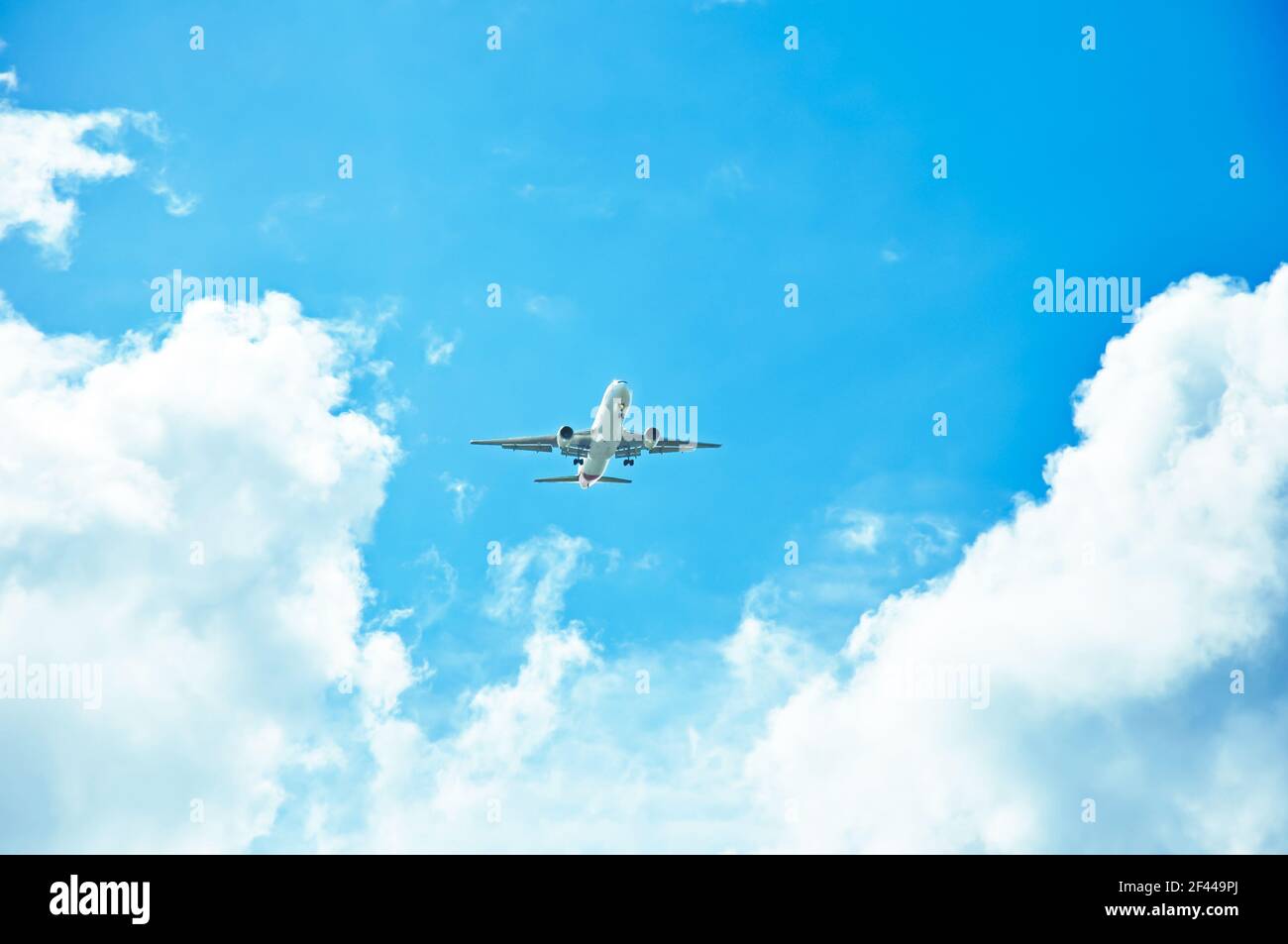 Descending airplane hi-res stock photography and images - Alamy