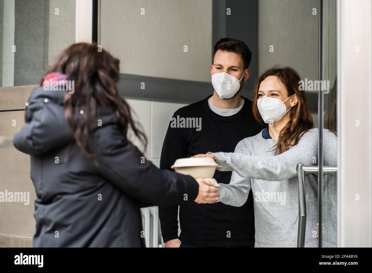 Family helping neighbor hi-res stock photography and images - Alamy