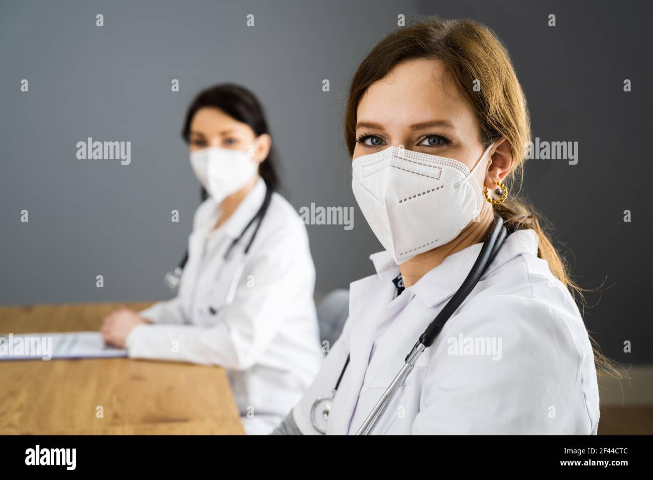 Doctors mask hi-res stock photography and images - Alamy