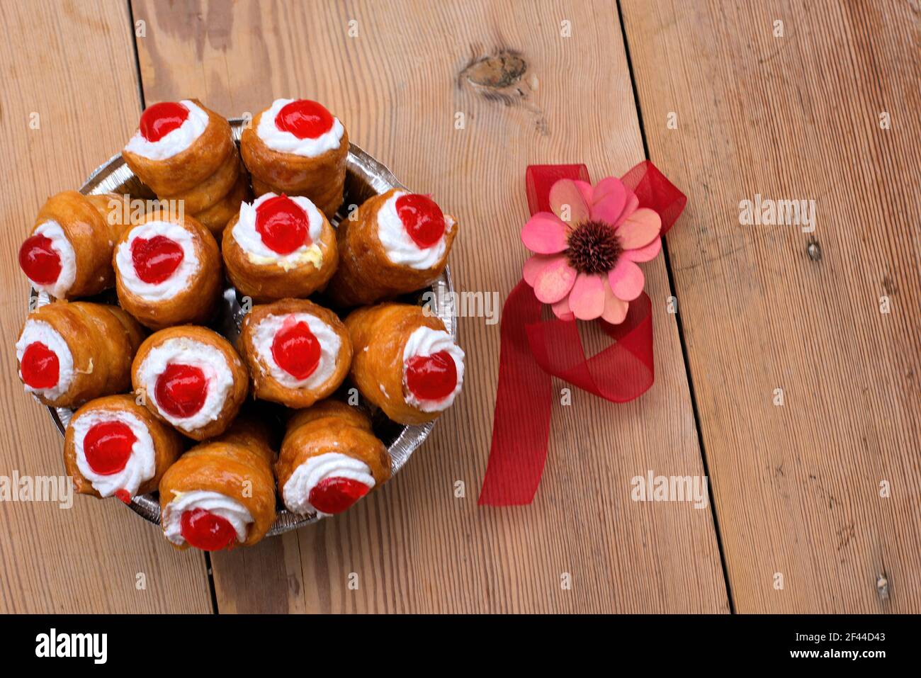 Cream horns hi-res stock photography and images - Alamy