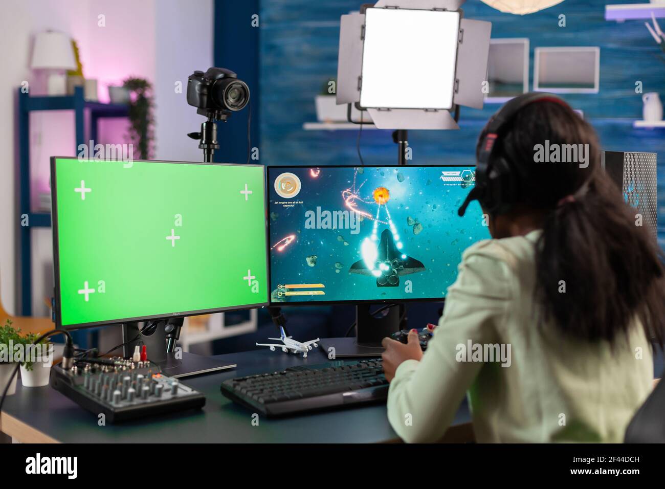 Looking green scren hi-res stock photography and images - Alamy