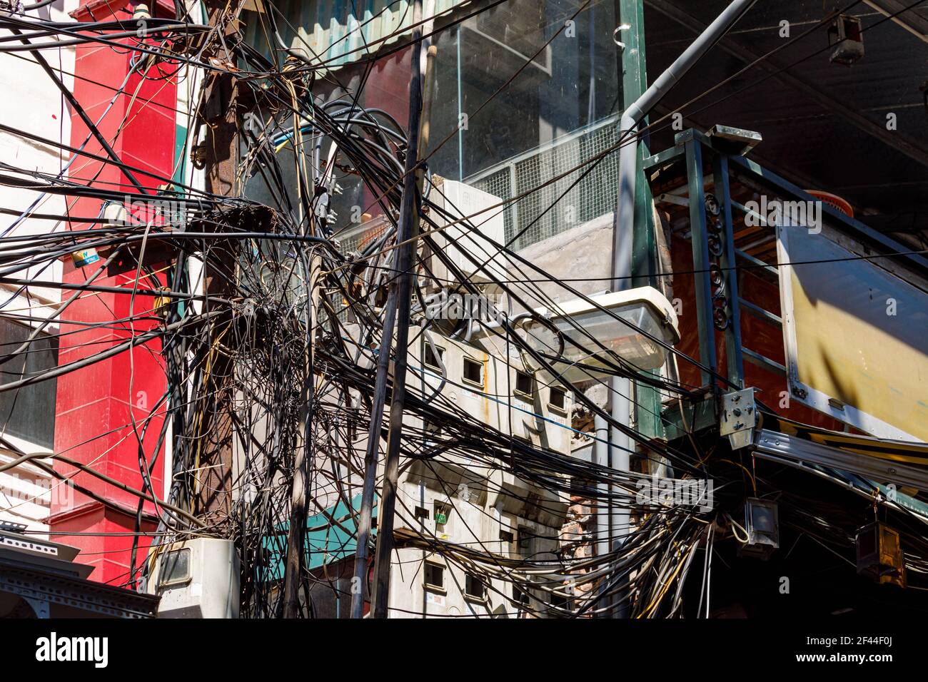 The chaos of the power lines in Vietnam Stock Photo - Alamy