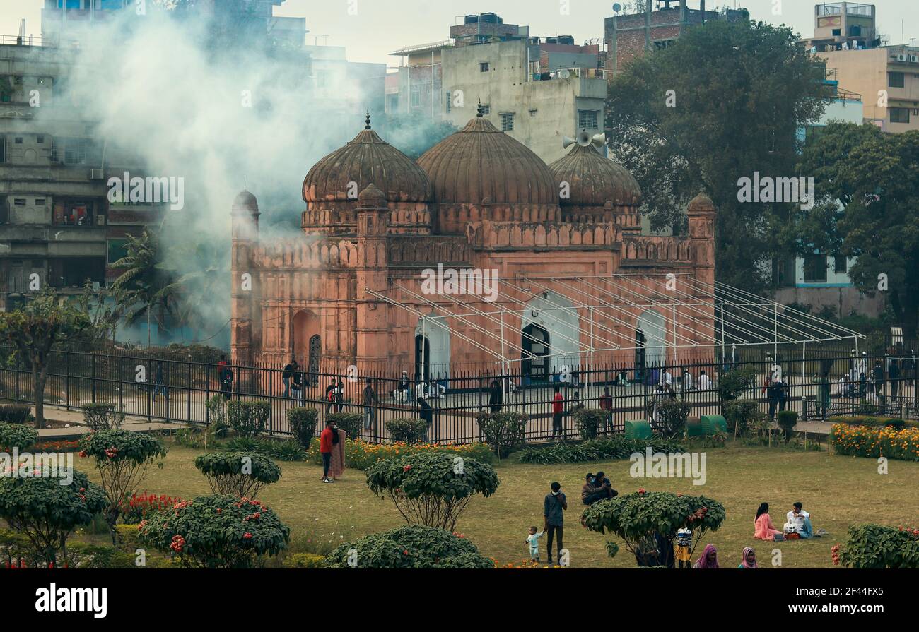 Bangladesh old mosque dhaka lalbagh hi-res stock photography and images ...