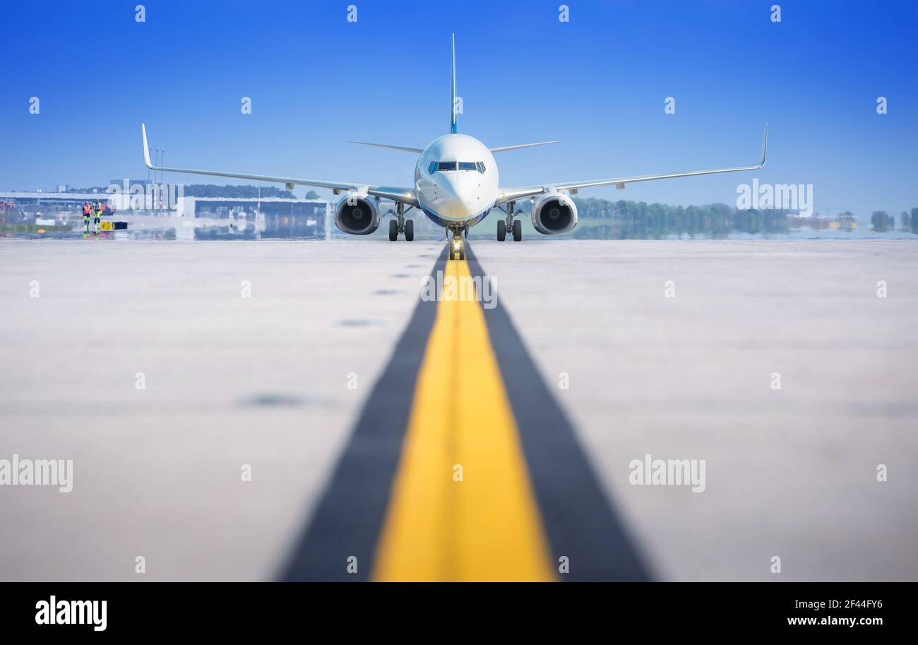 Runway airplane take off hi-res stock photography and images - Alamy