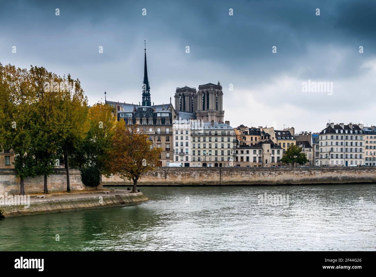 The banks of the Seine River and the towers of Notre-Dame de Paris ...