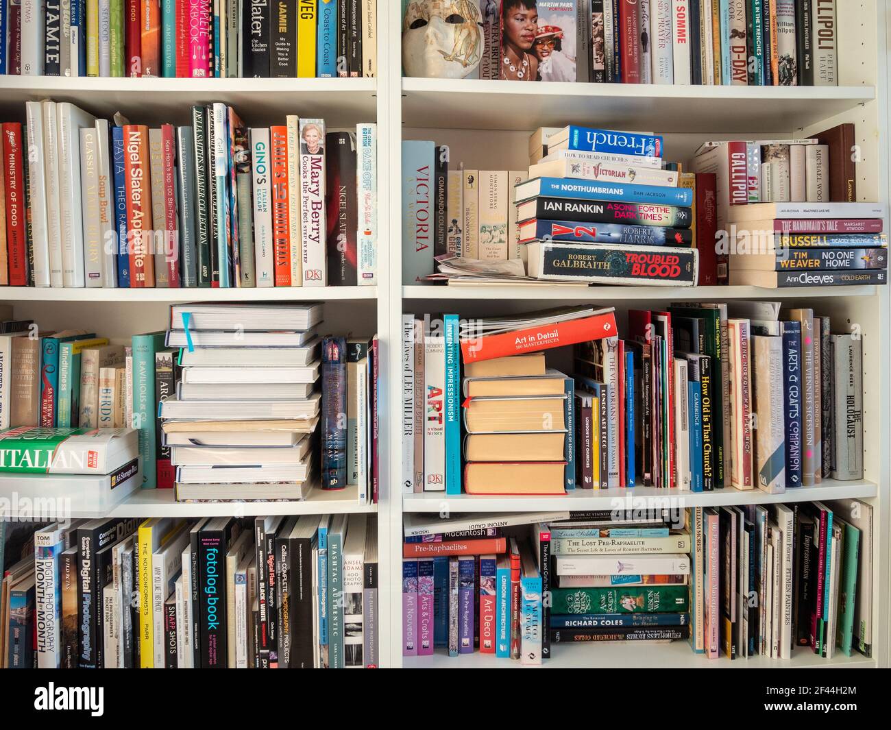 Overflowing books hi-res stock photography and images - Alamy