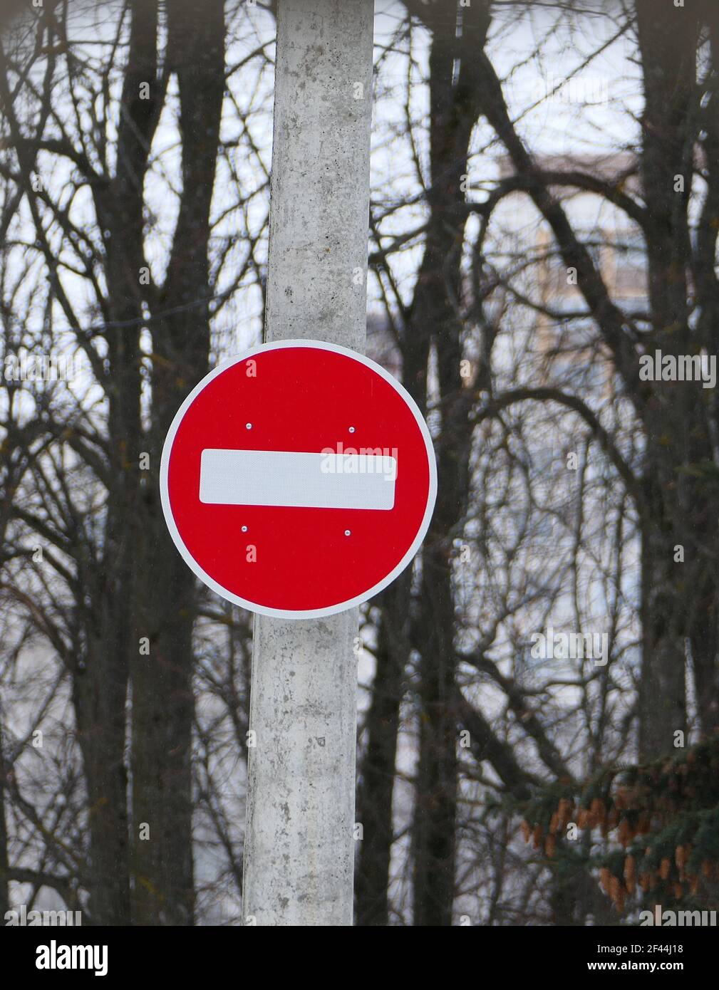 Round traffic sign hi-res stock photography and images - Alamy