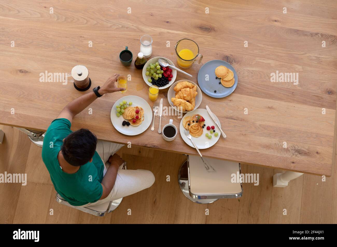 Man eating table hi-res stock photography and images - Alamy