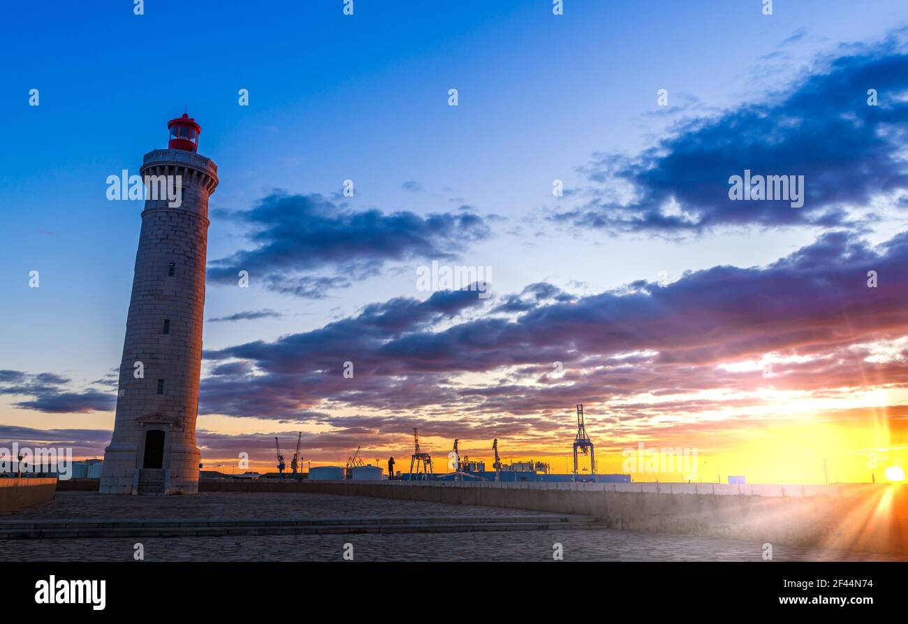 France harbor boat lighthouse red hi-res stock photography and images ...