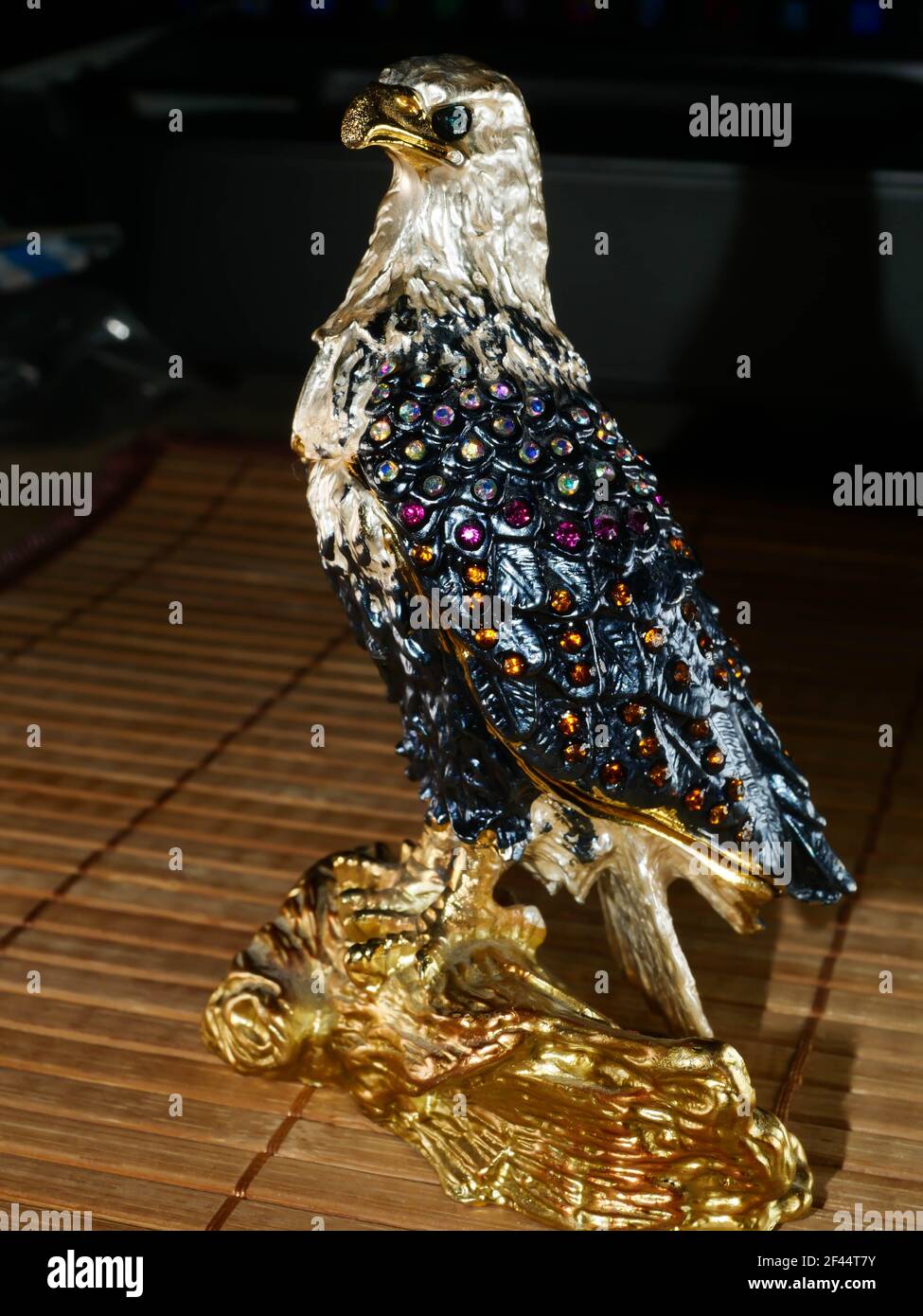 Golden eagle sculpture hi-res stock photography and images - Alamy