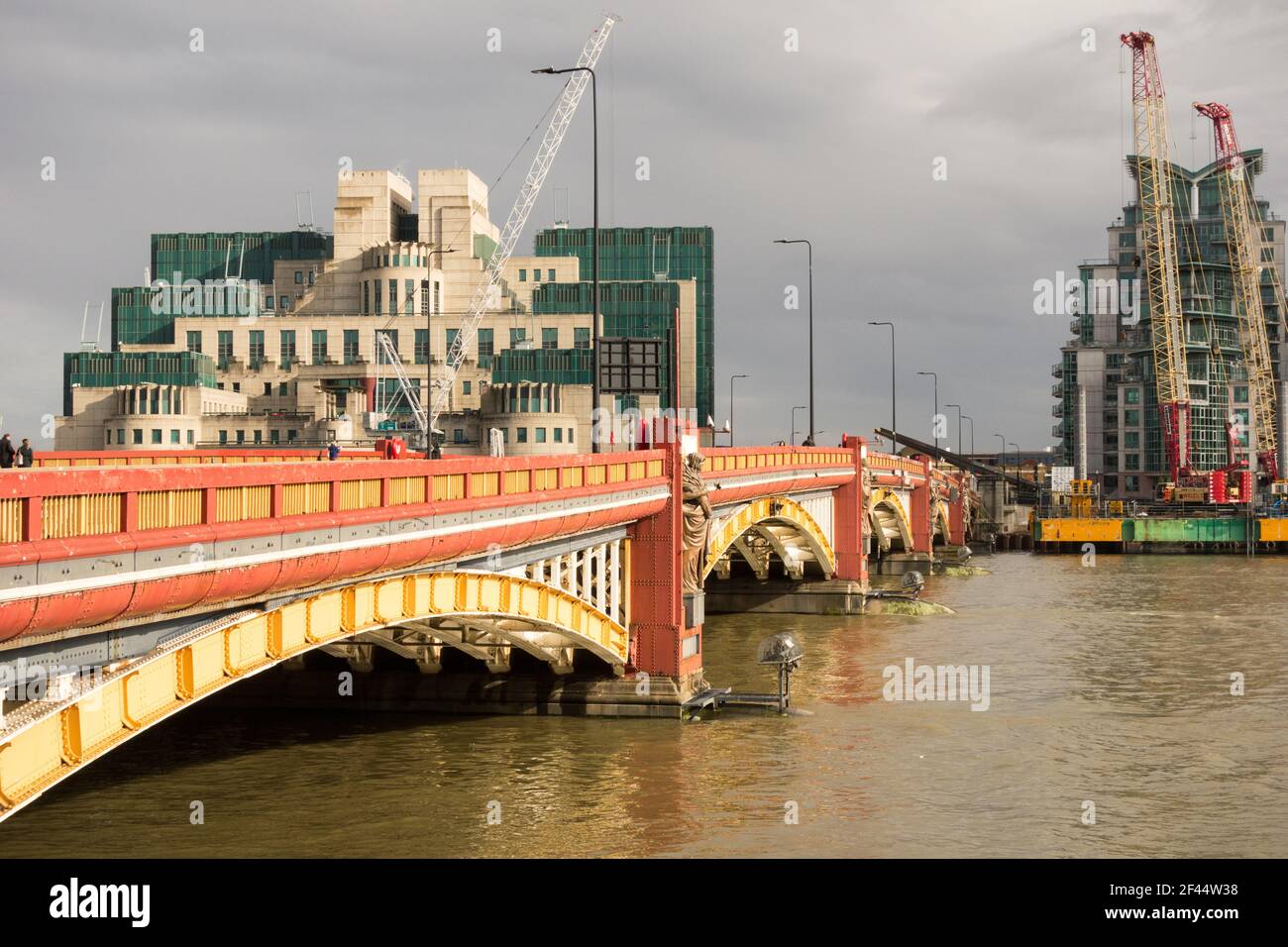 Vauxhall cross river london mi6 hi-res stock photography and images - Alamy