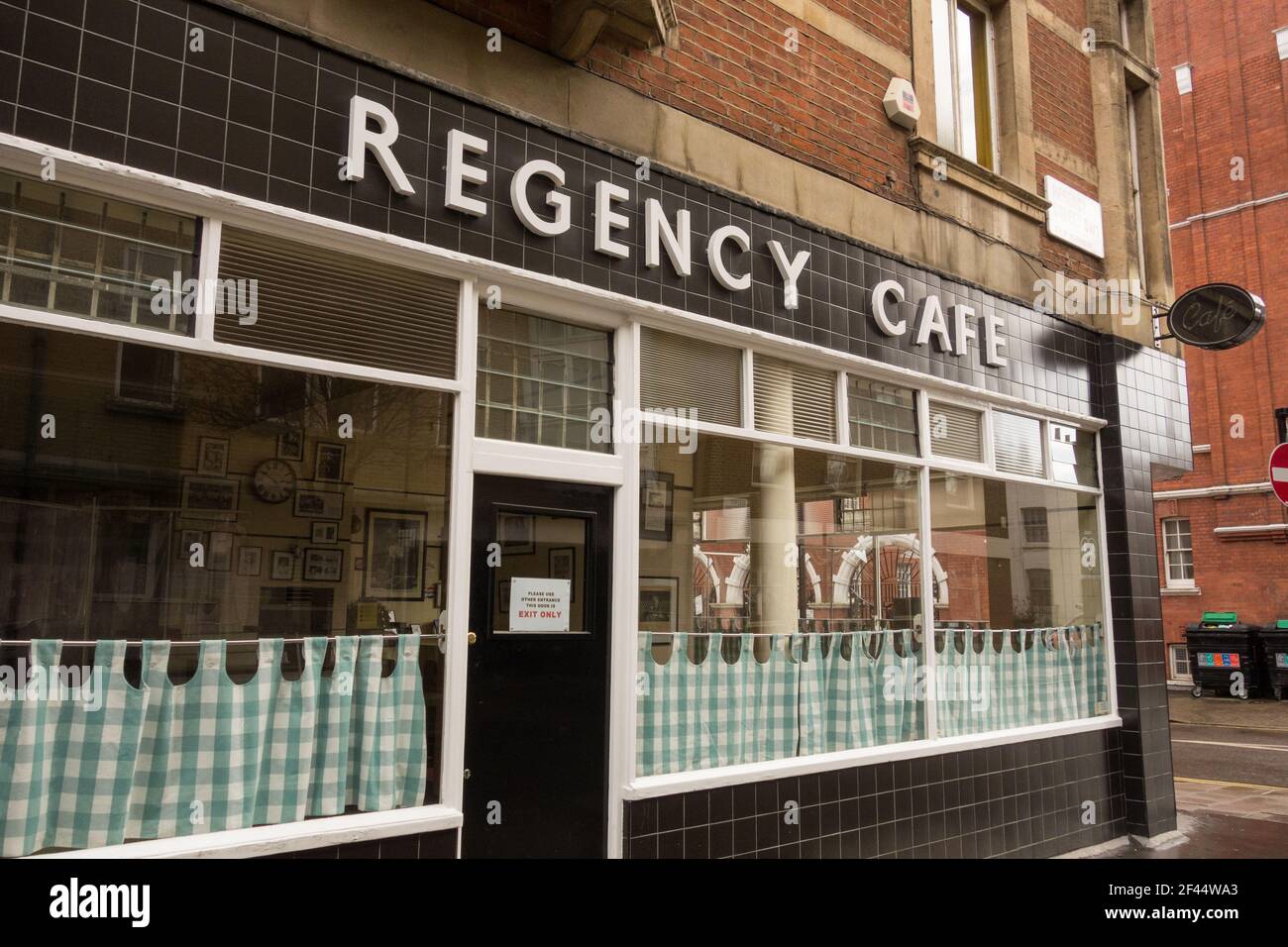 English style cafe hi-res stock photography and images - Alamy
