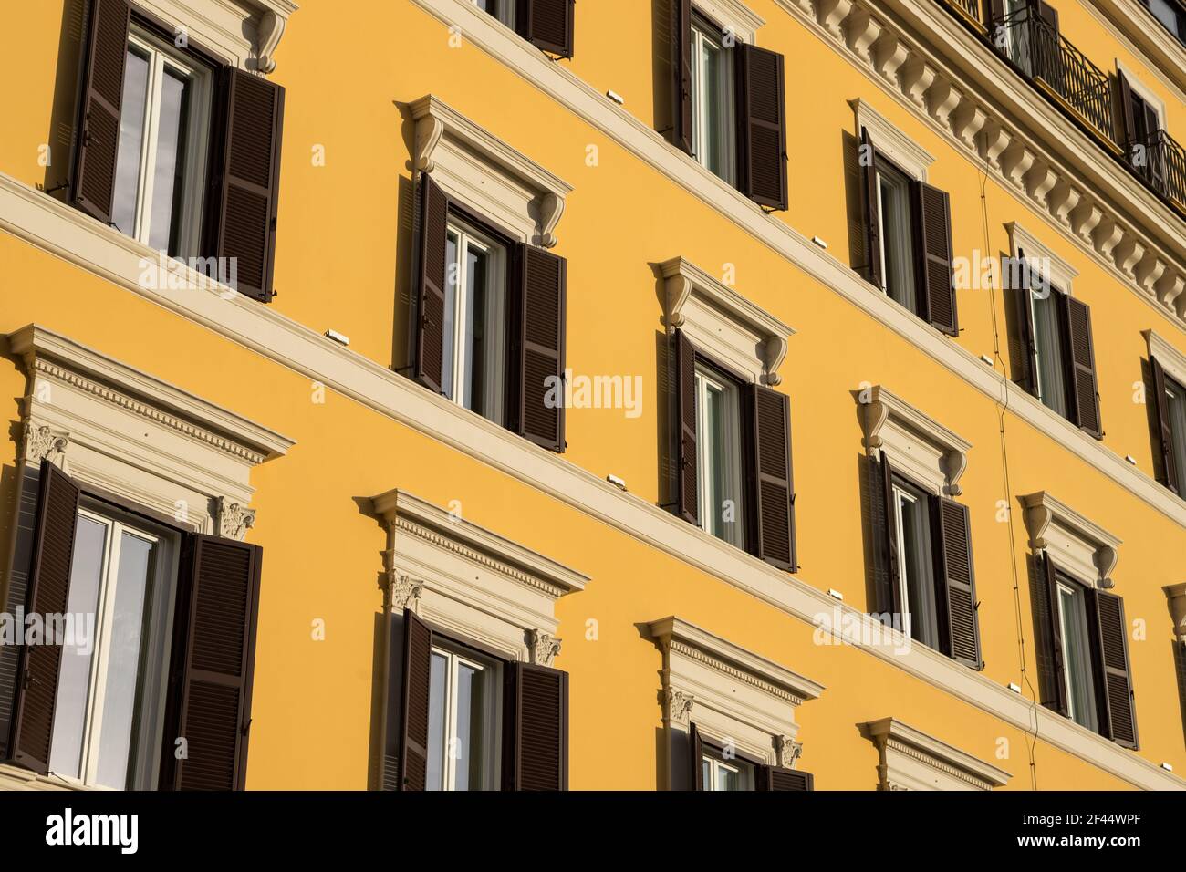 Classic roman facade hi-res stock photography and images - Alamy