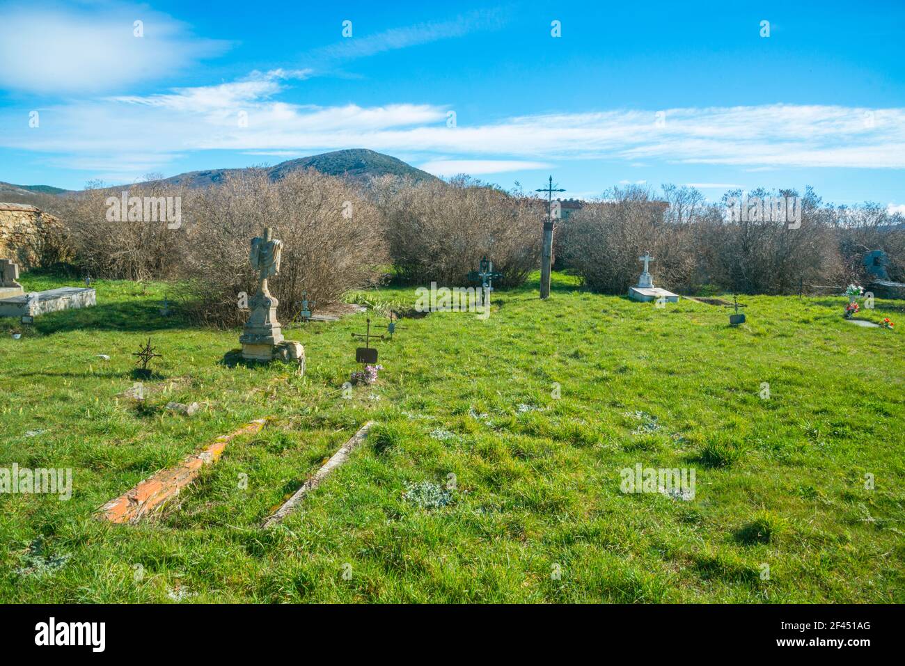 Viejo cementerio abandonado hi-res stock photography and images - Alamy