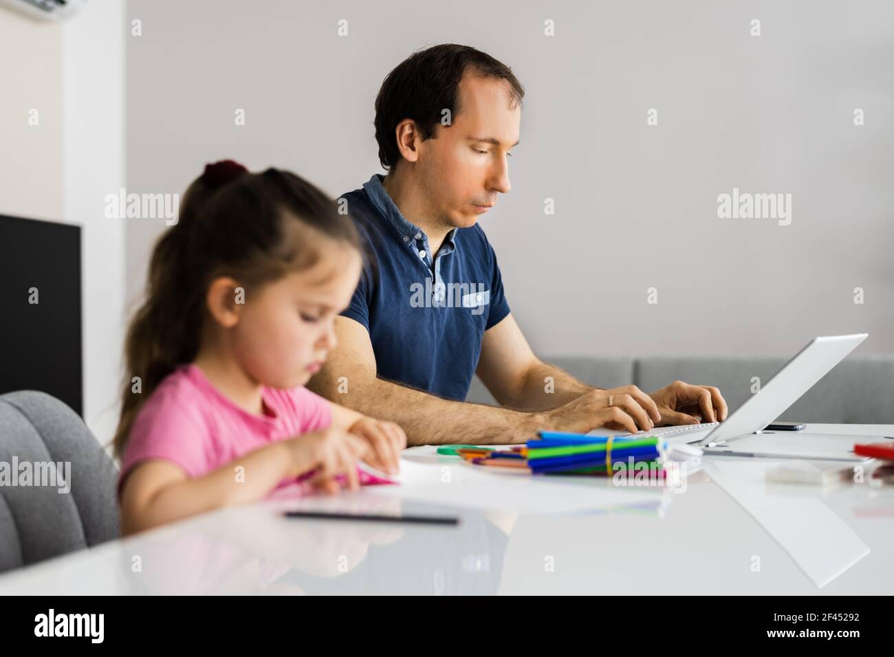 Working parent office child hi-res stock photography and images - Alamy