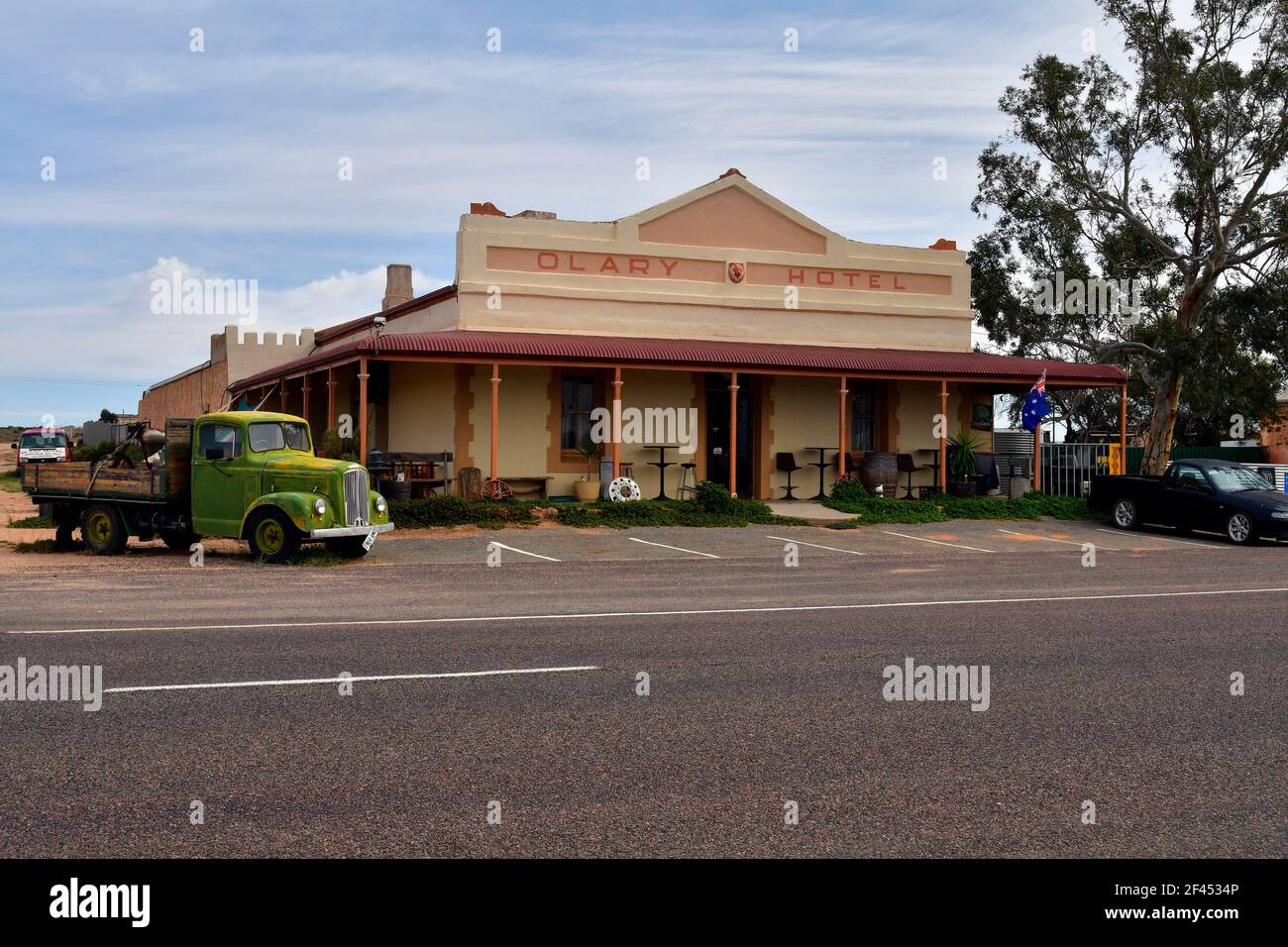 Olary, SA, Australia - November 11, 2017: Outback hotel and vintage ...