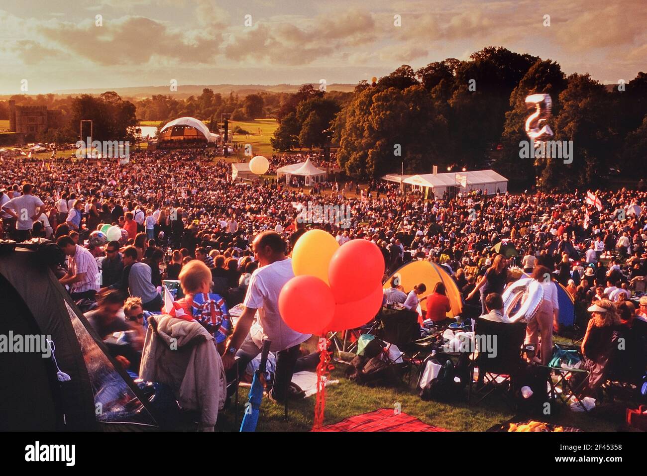 Concert goers hi-res stock photography and images - Alamy