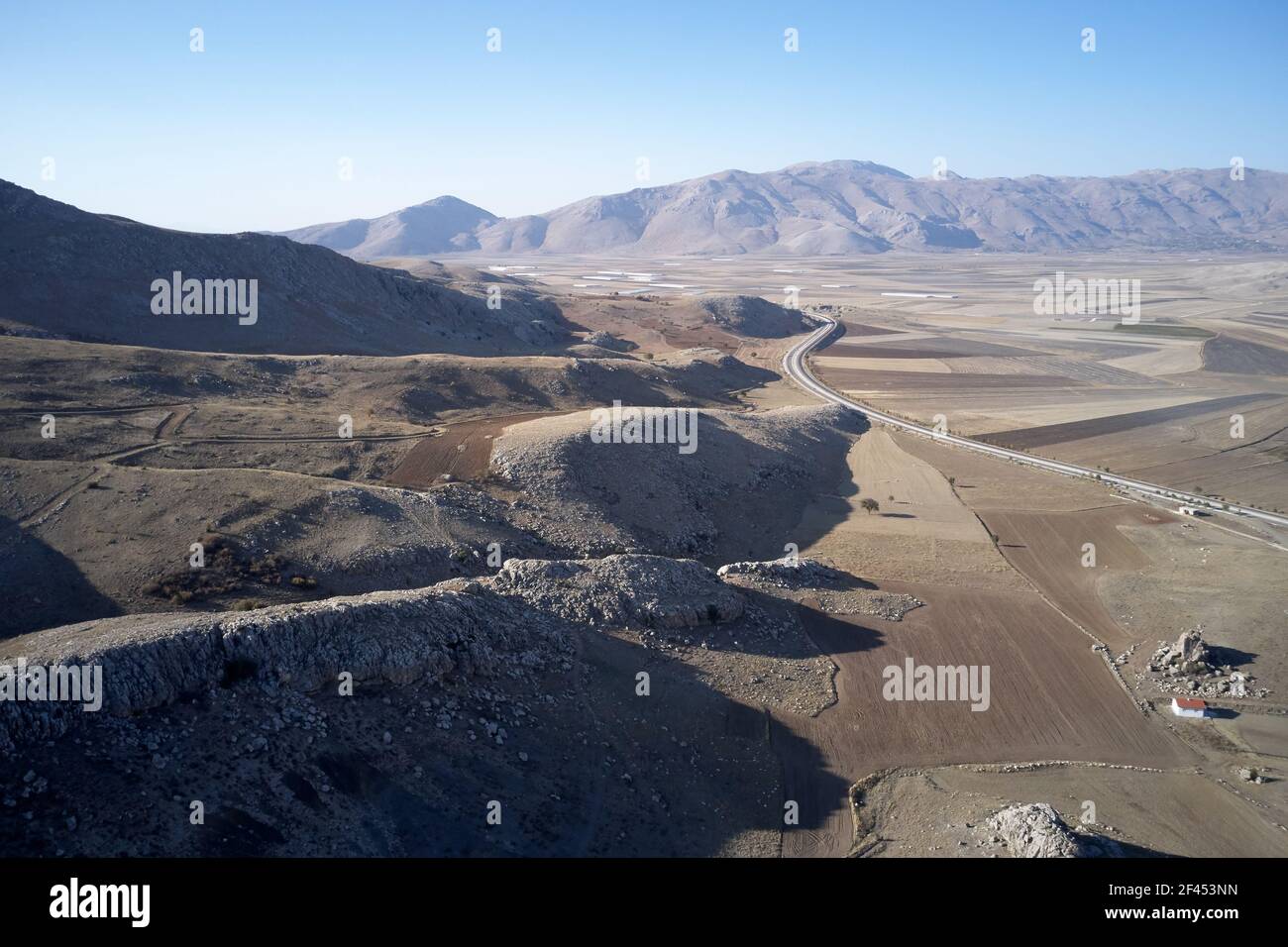Mountain valley farmlands country road hi-res stock photography and ...