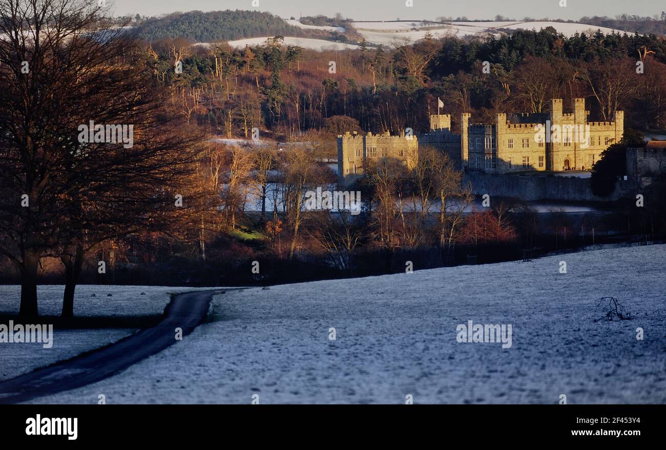 Winter landscape of Leeds Castle in the snow, Kent, England, UK Stock ...
