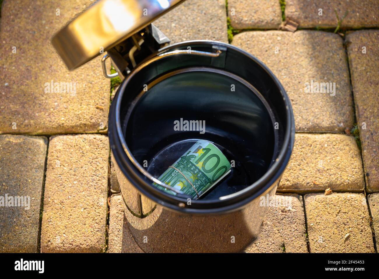 Money in waste paper bin hi-res stock photography and images - Alamy