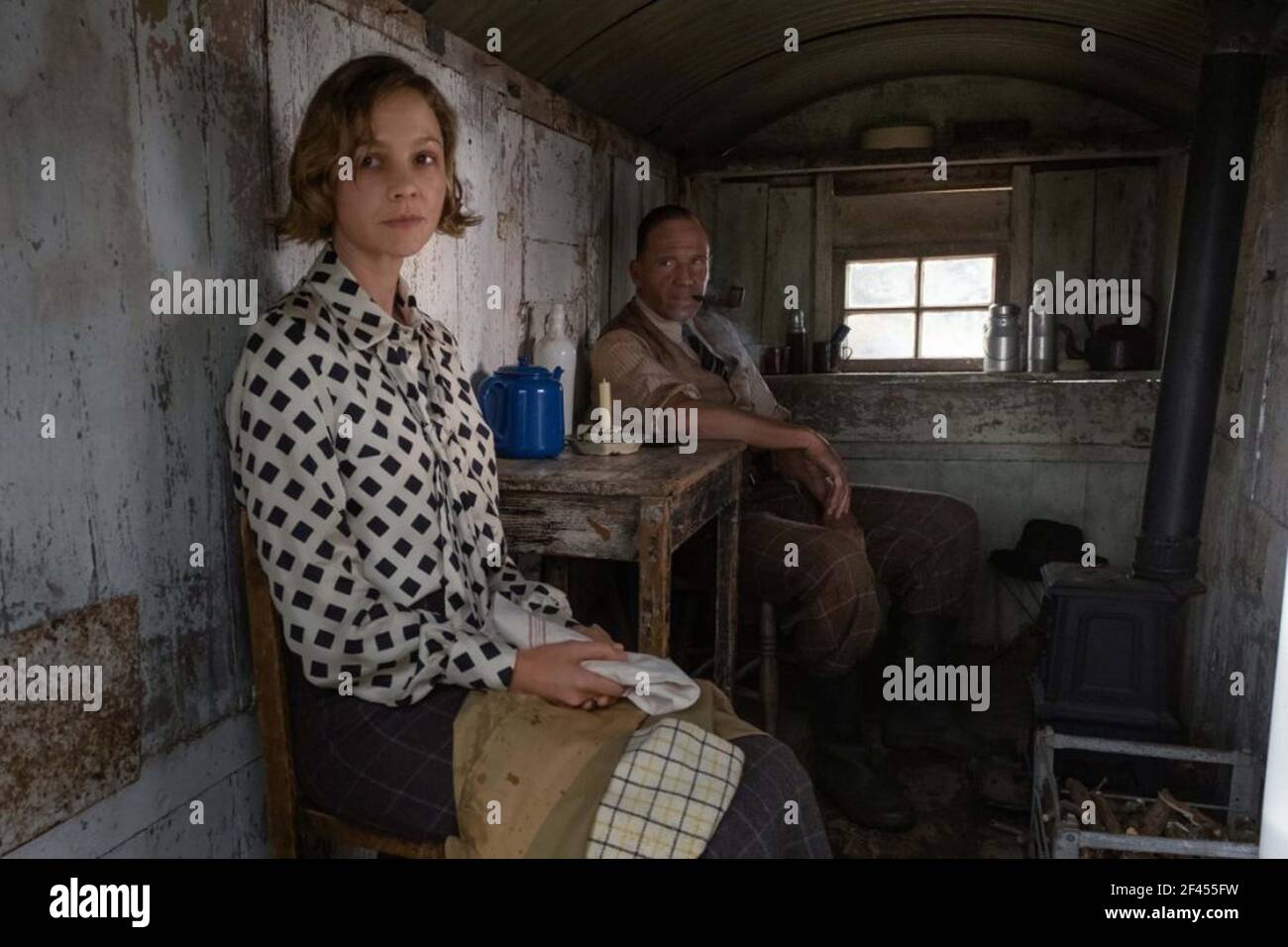 THE DIG (2021) CAREY MULLIGAN RALPH FIENNES SIMON STONE (DIR) NETFLIX ...