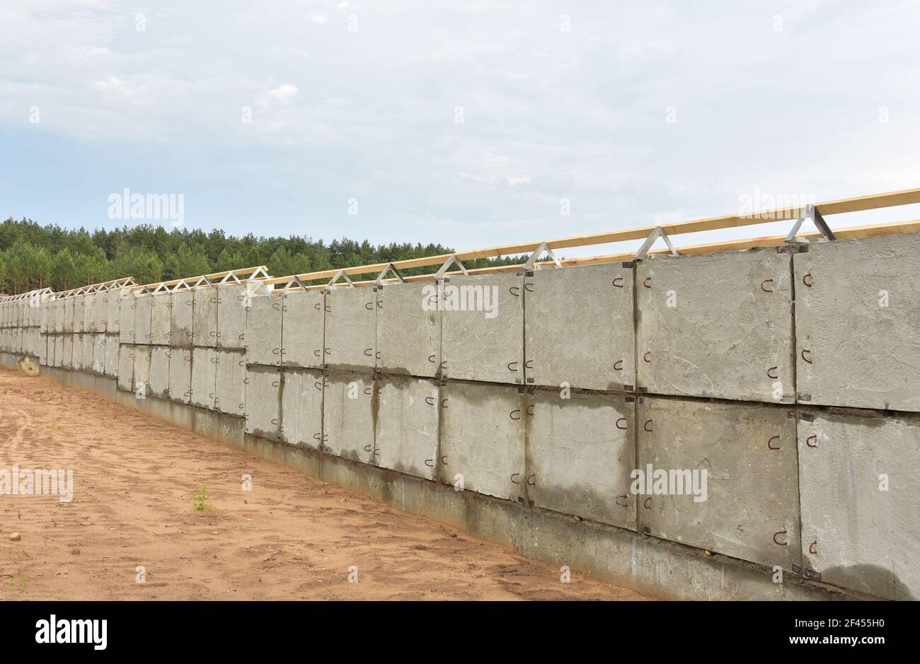 Construction of a concrete wall at a construction site Stock Photo - Alamy