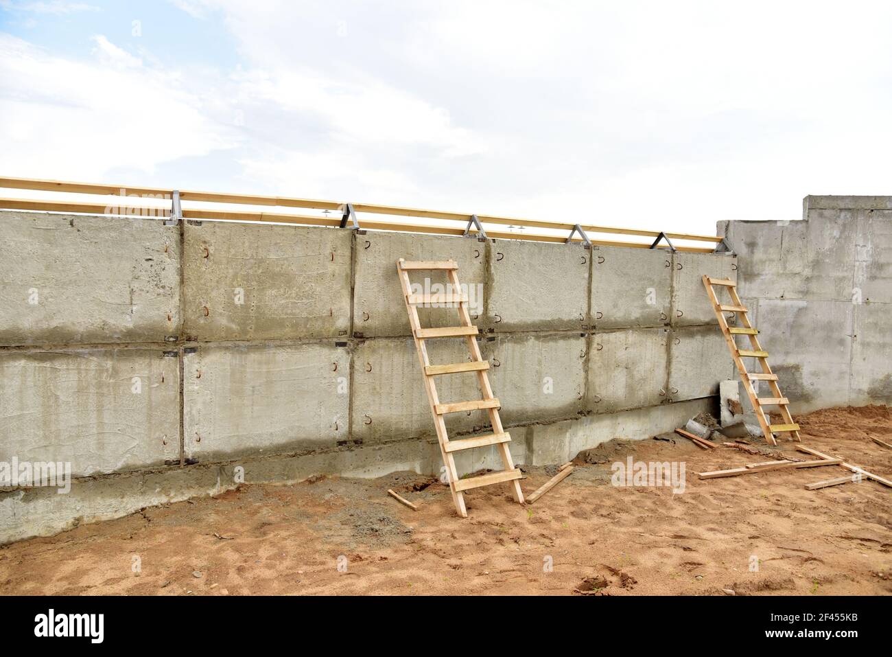 Construction of a concrete wall at a construction site Stock Photo - Alamy