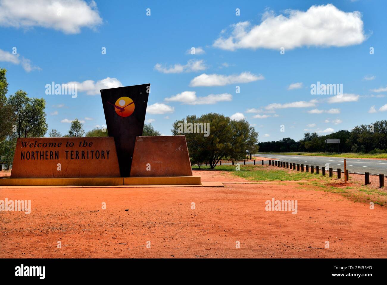 Australia, picnic area at Stuart highway on the border between South ...