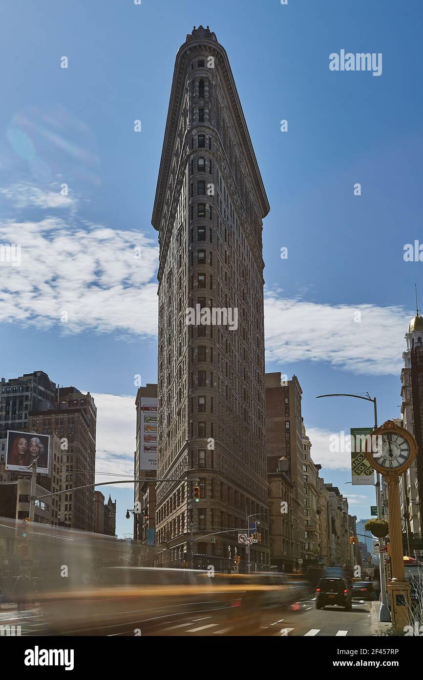 Intersection flatiron building triangle hi-res stock photography and ...