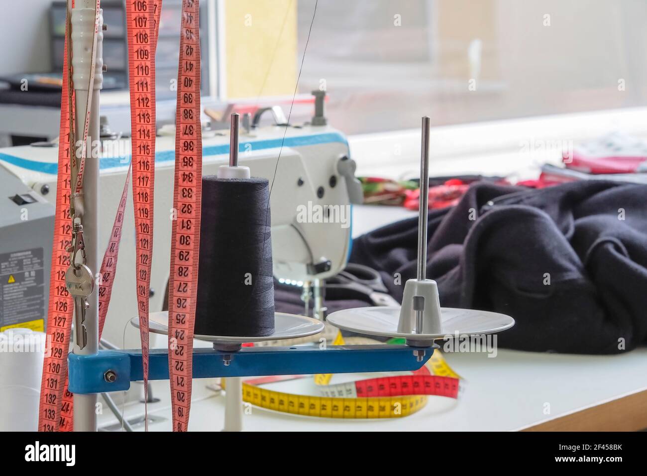 spool of thread at the sewing machine Stock Photo - Alamy