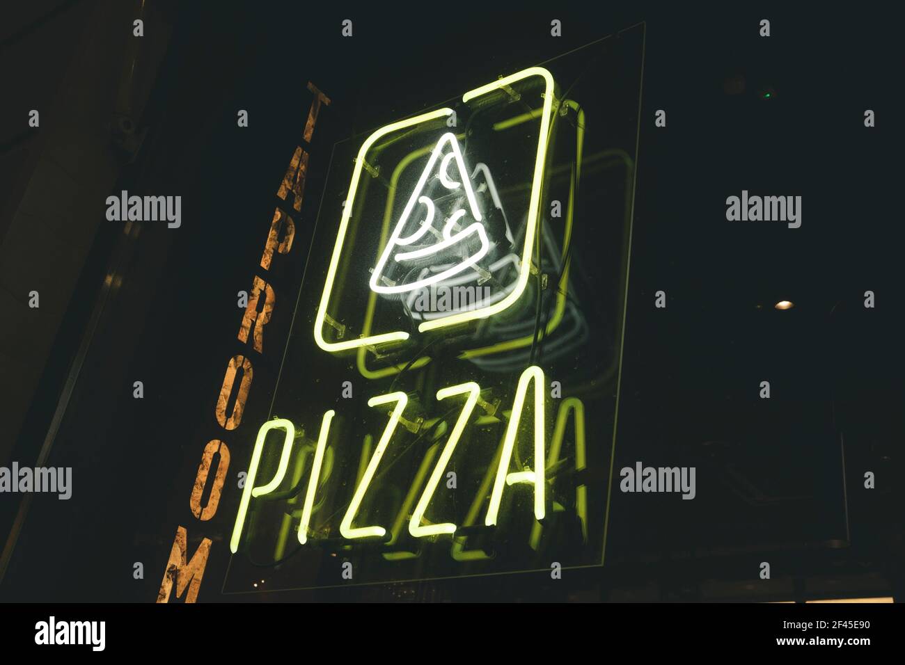 Red illuminated pizza sign hi-res stock photography and images - Alamy