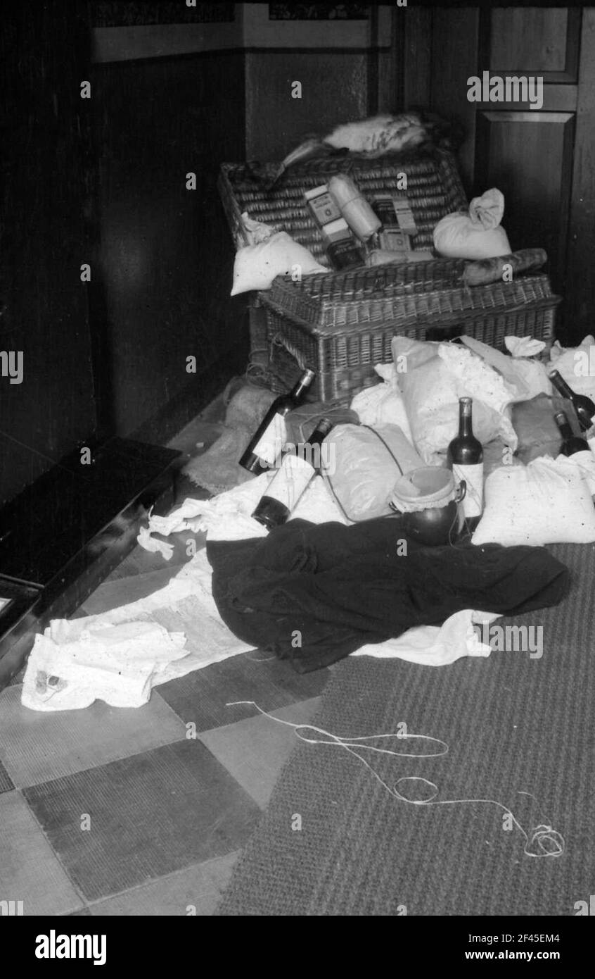 Living room interaction Black and White Stock Photos & Images - Alamy